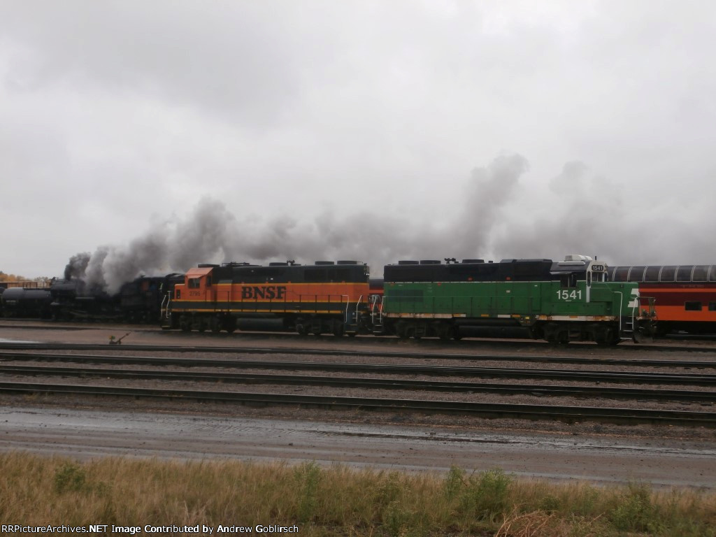 BNSF 2795 + 1541 in the yard as 261 goes by